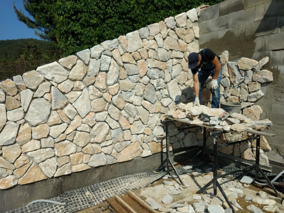 CHATA - Slapy, obklady DEVIN ROCK, dlažba RULA RUSTY « TRIMONA stone